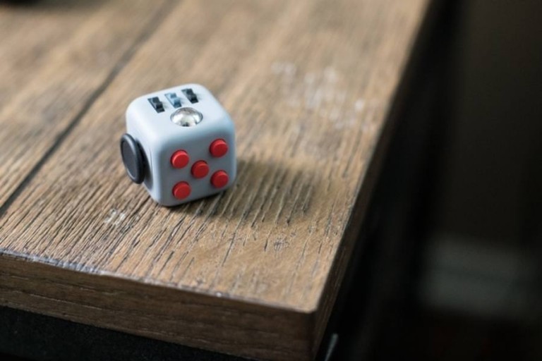 Cubo antiestrés con botones que puedes presionar una y otra vez