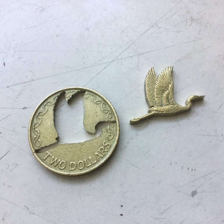 Piezas de arte hechas con objetos en relieve de monedas