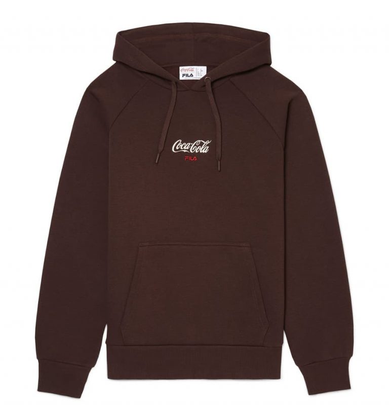 Coca-Cola y FILA lanzan una colaboración de ropa y calzado